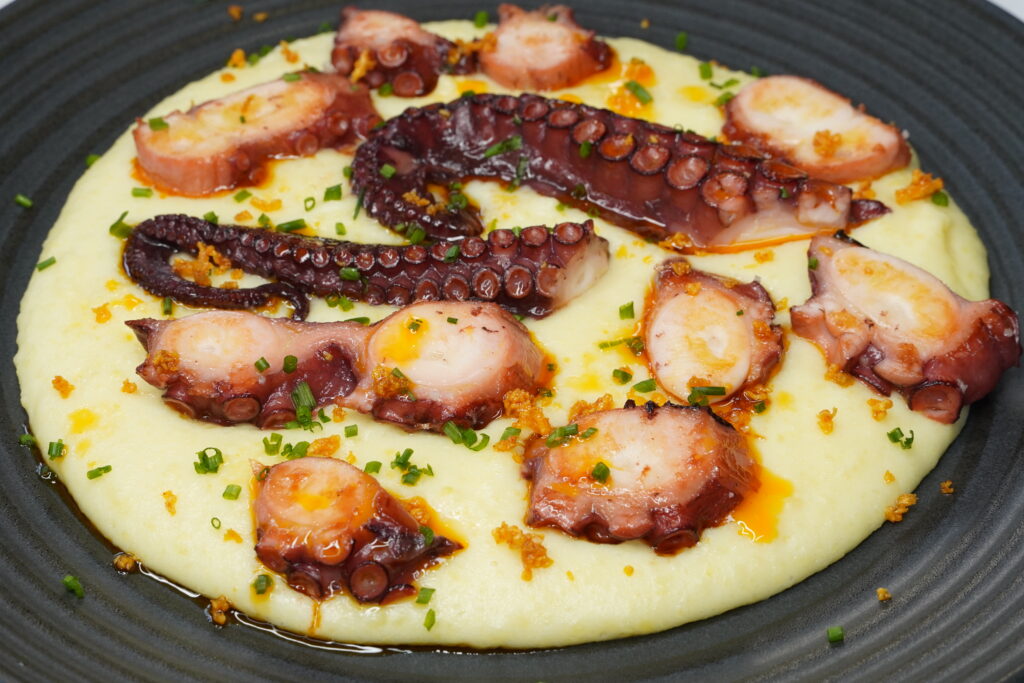 Parmentier de patata con pulpo a la parrilla y aceite de ajo y pimentón ...
